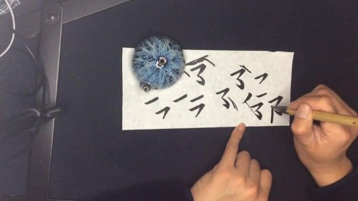 很多人写毛笔字,笔画直来直去,用这个方法,写横撇弯钩才有变化