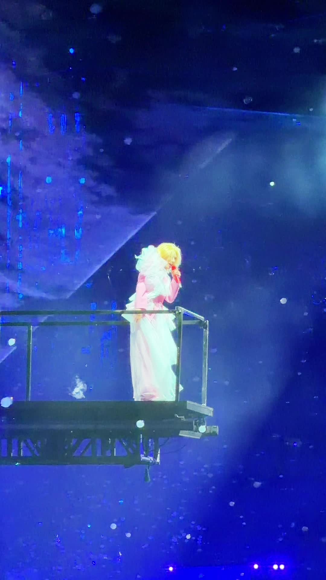 好浪漫的晨宇 #华晨宇火星演唱会