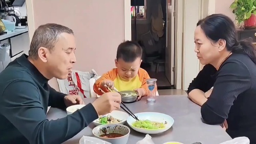 2岁宝宝在计时器上动心思,嫌姥爷多嘴反杀不留情