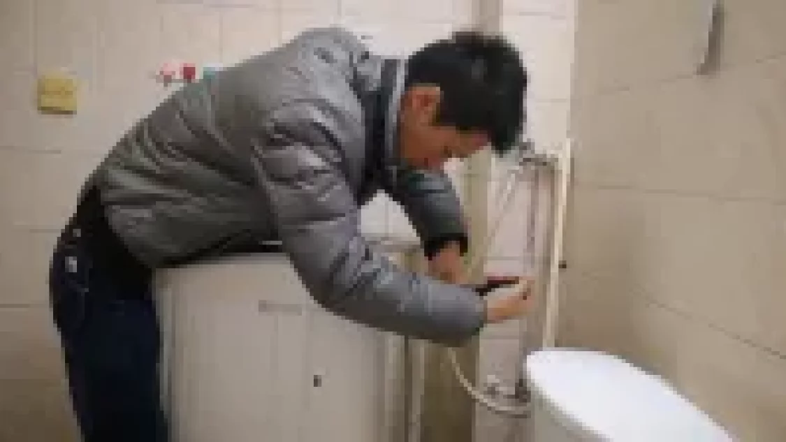 家电维修真不好做,客户说有零件自己都能换,只给小伙一个上门费