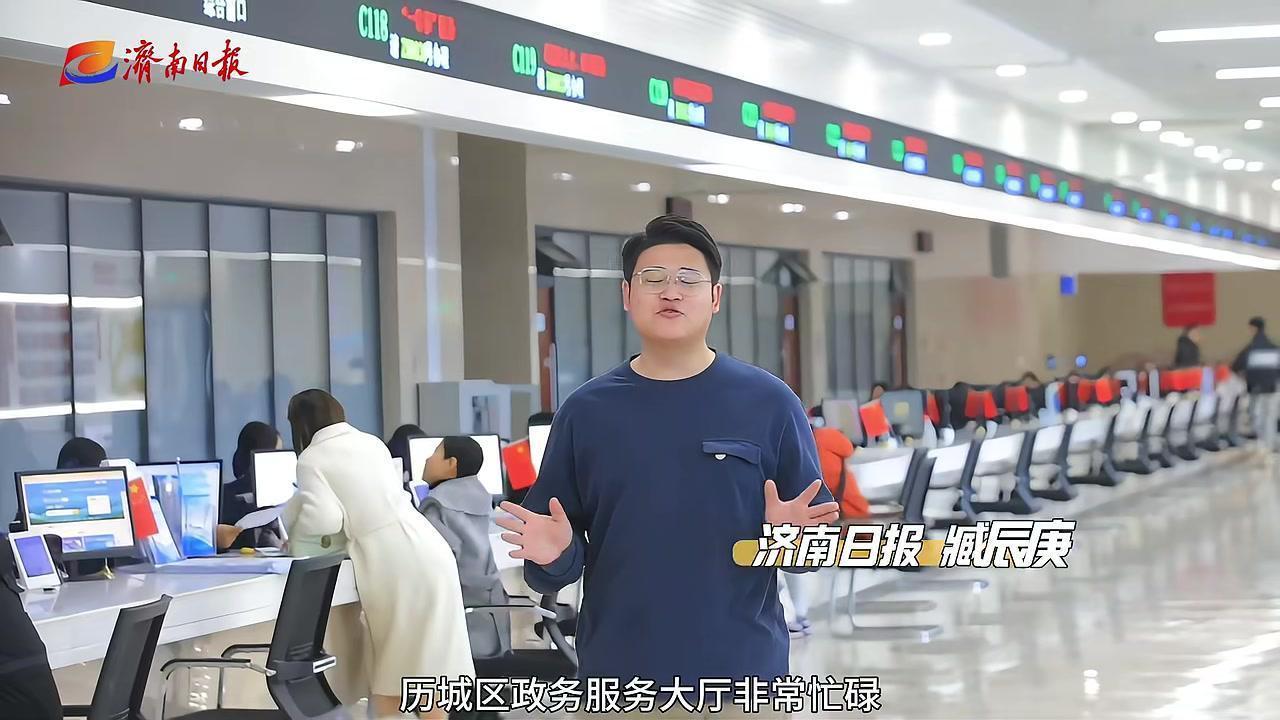 ...仅上午时间,该大厅就服务群众400余人。服务大厅工作人员还提供...