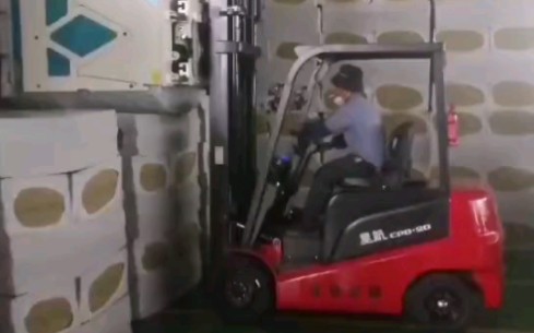 四轮座驾式电动叉车2吨带包夹使用现场18631763444