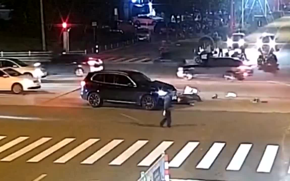 电动车闯红灯,被小车撞倒