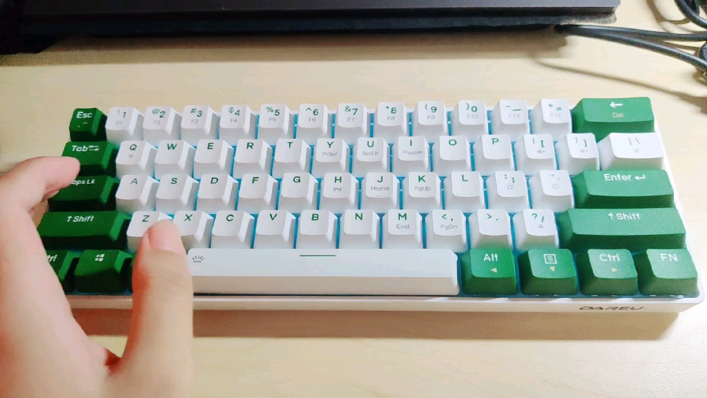 是不是只有我这款键盘的空格键和右Shift键声音不一样?(纯小白)