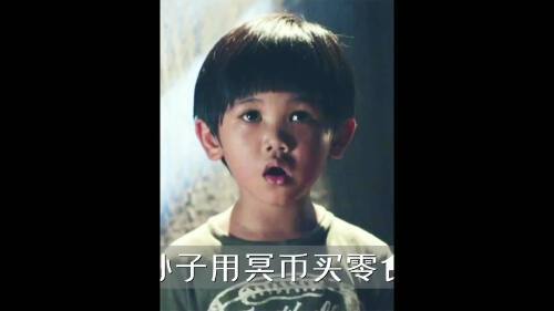 奶奶担心孙子挨饿,每天带着孙子用冥币买零食!