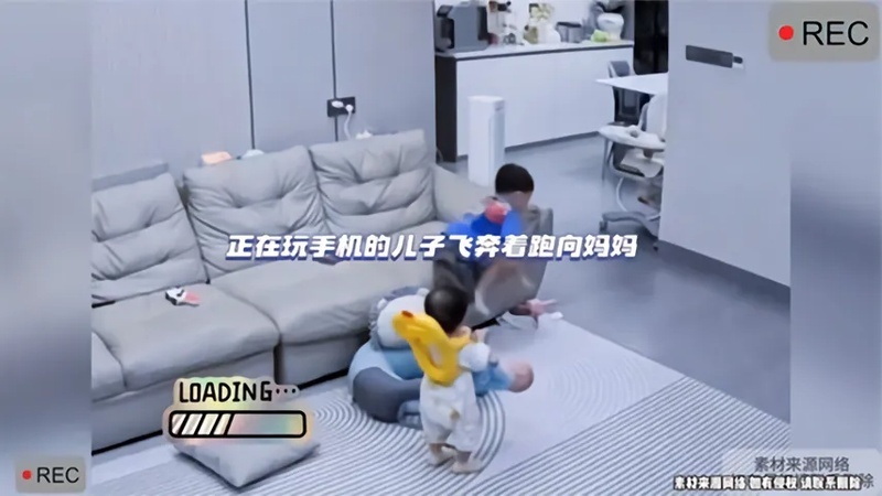 女子在厨房干活时摔倒,父子三人的做法暖心