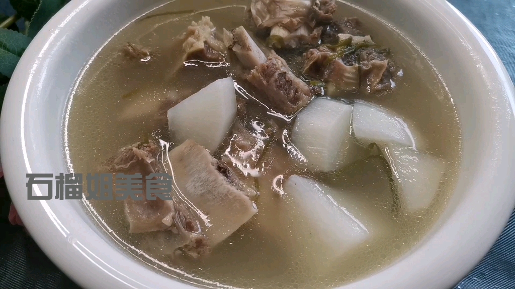 牛骨头不要再红烧了,加入一个白萝卜,汤鲜味美,适合全家人食用