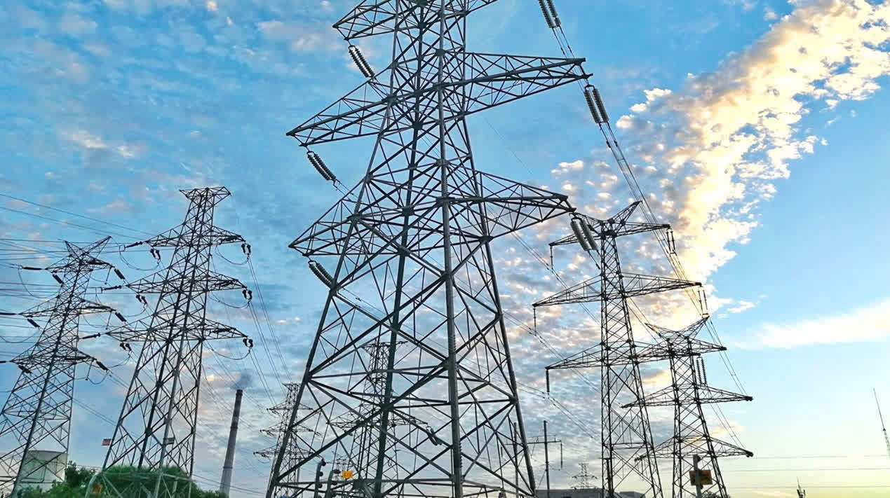 为什么下雨天的时候,一定要离高压线远一点?今天可算明白了