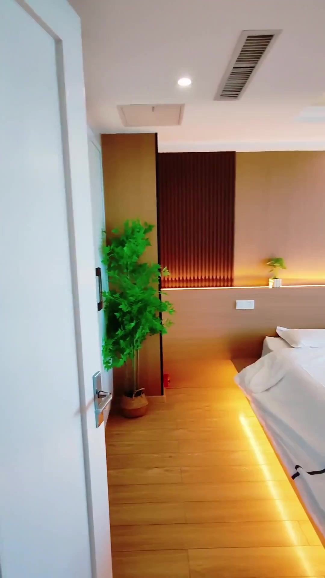 ...距秦皇小巷近,入选好评榜,抖音4.9分,速囤! (热门日期或节假日可能...