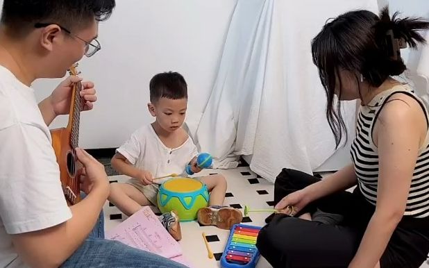 ...敲琴,小鼓就可以组乐队啦,简单易学,不仅可以培养宝宝的节奏感,还...