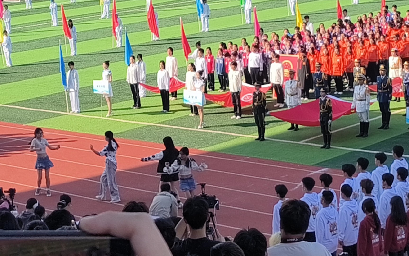 学校运动会开幕式来啦!