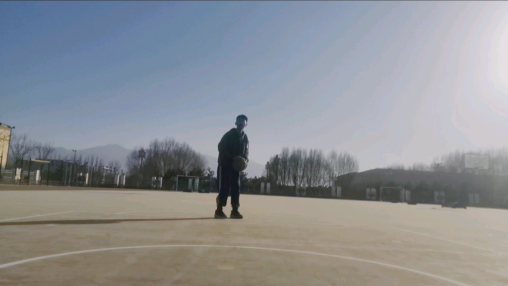 改投篮姿势了,没蓝子了