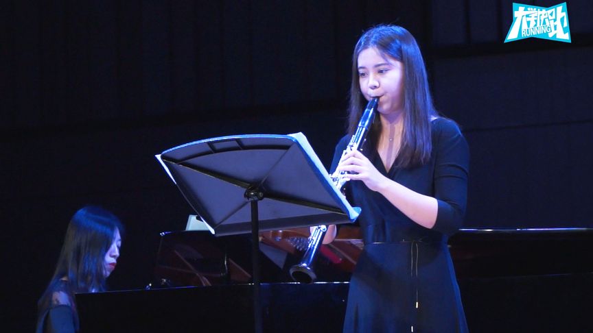 实拍美女大学生表演单簧管,吹出来的声音很悦耳动听,感觉很不错