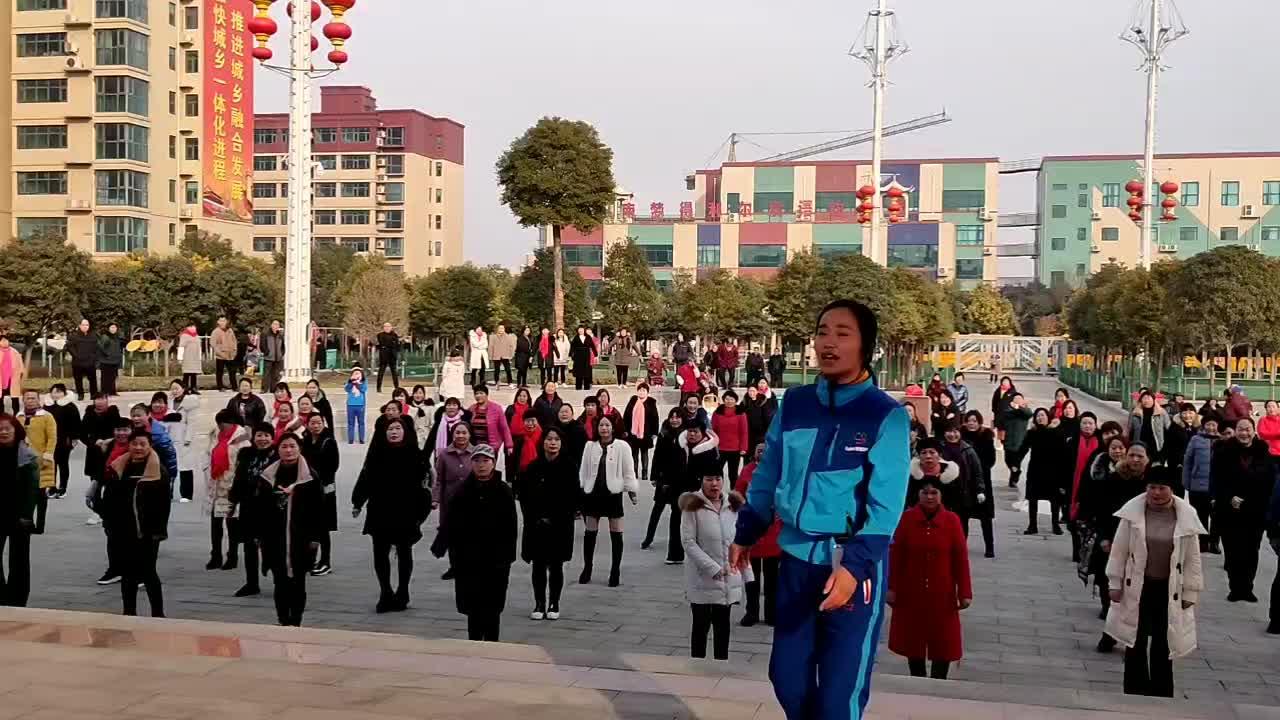 ...组织优秀社会体育指导员刘晓慧老师深入到牛店镇金泽宛社区开展“...