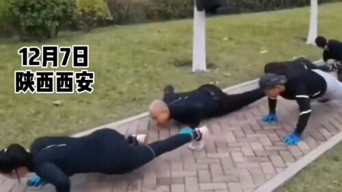 女子为治病,模仿动物爬行健身,吸引众多粉丝!