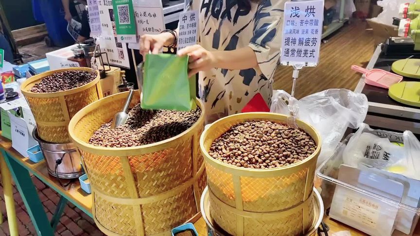 #西双版纳 #云南小粒咖啡 #咖啡烘焙 在版纳的夜市买了一袋咖啡