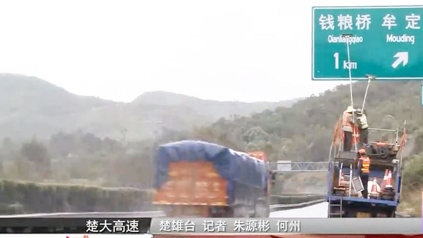 雨季视线不清 行车注意安全~