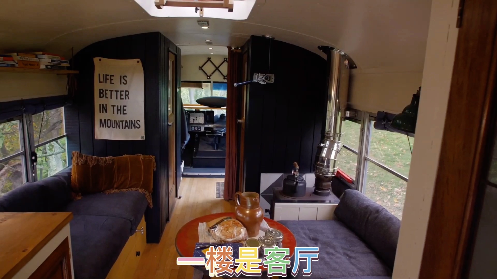 二手校车和报废面包车,小哥改成#双层房车,可住5人!做饭取暖用柴火!#...