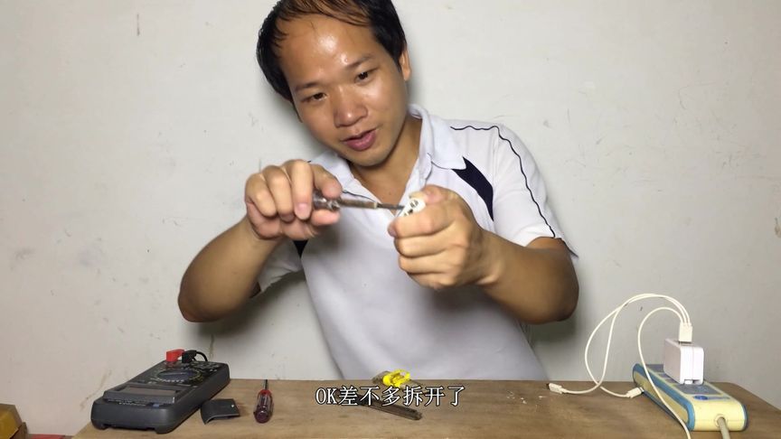小伙拆解网上热卖的可充电9v万用表电池,原来就一块锂电升压