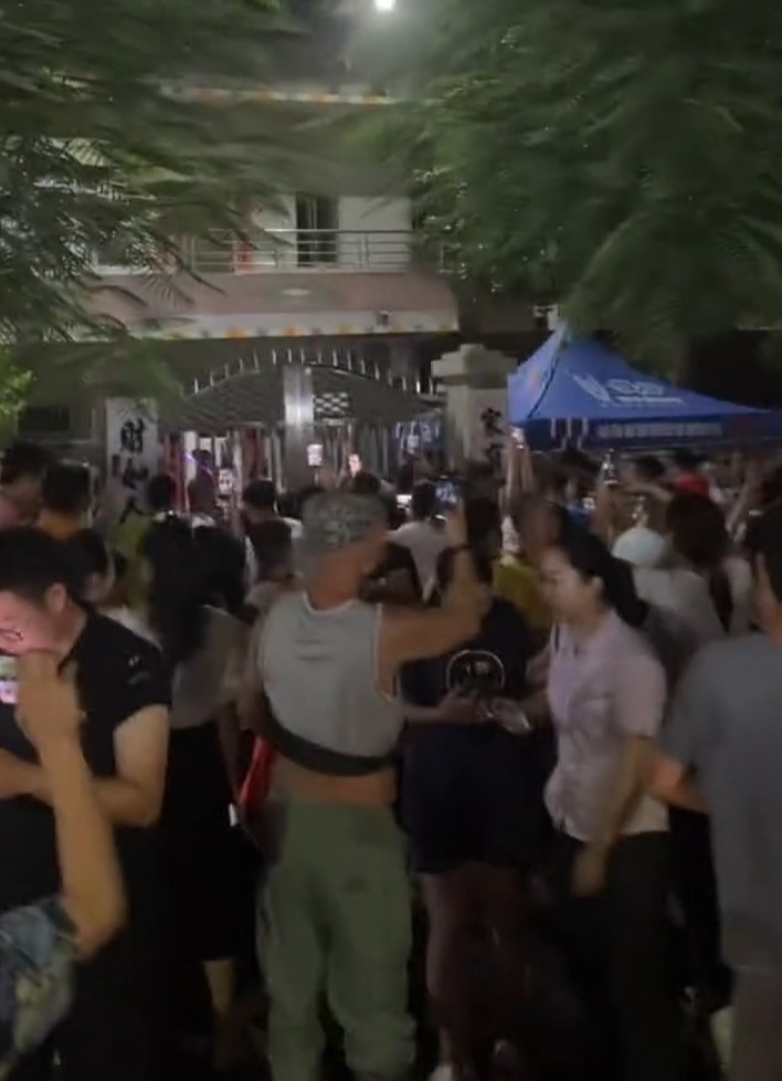 全红婵跳水女子10米跳台夺冠,湛江老家人山人海,全氏宗祠放烟花庆祝