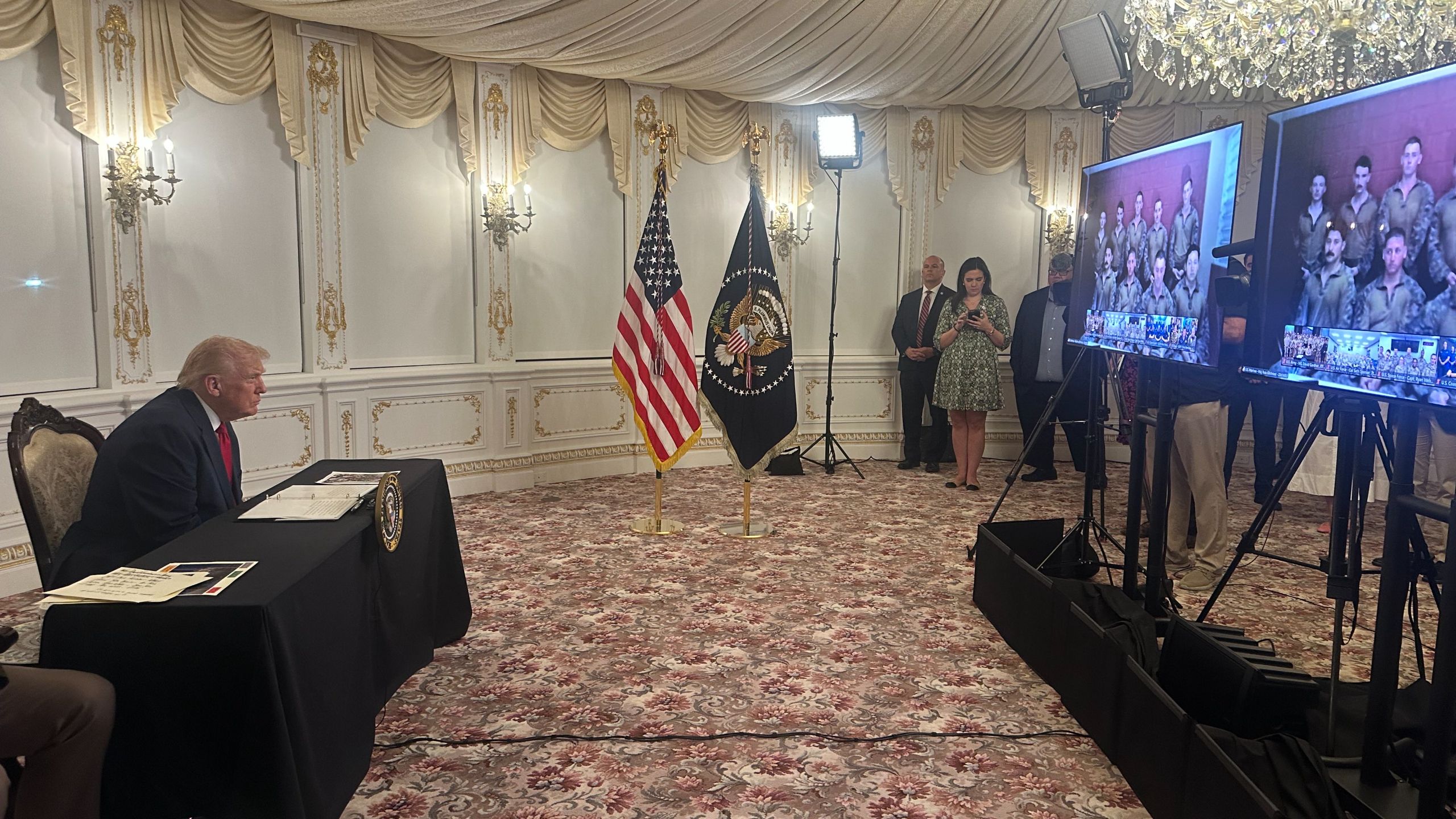 特朗普在海湖庄园,通过视频会议同军人共度感恩节