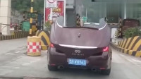 行车记录仪:这辆什么车,一到收费站就变形,难道是为了撩收费员