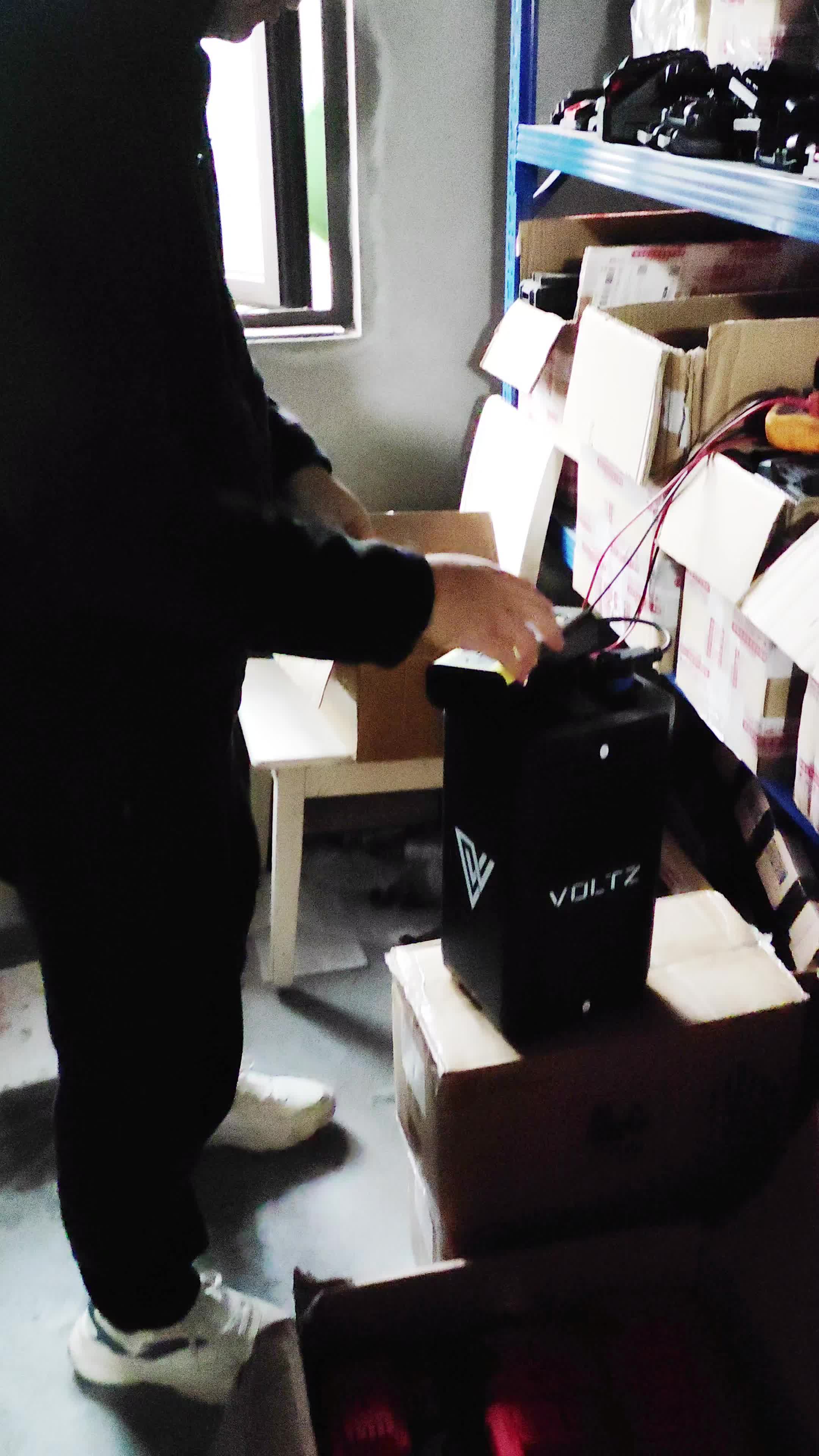 电动车电池新用途 结合逆变器。可以直接当户外移动电源使用了。...