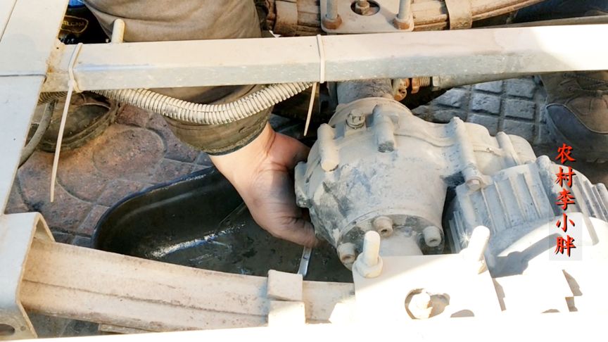 电三轮车8年没换齿轮油,农村修车哥:一滴都没有,比脸都干净