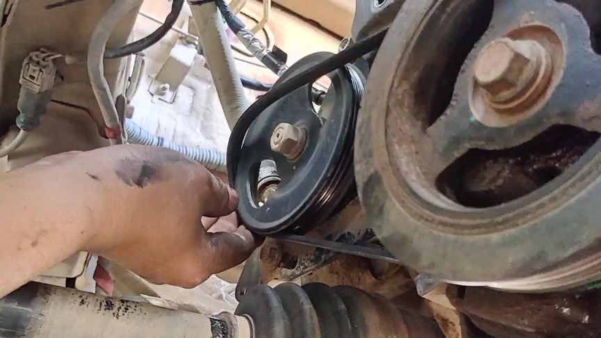 最简单的更换皮带的方式#汽车保养与维修 #赣州众车帮汽车维修