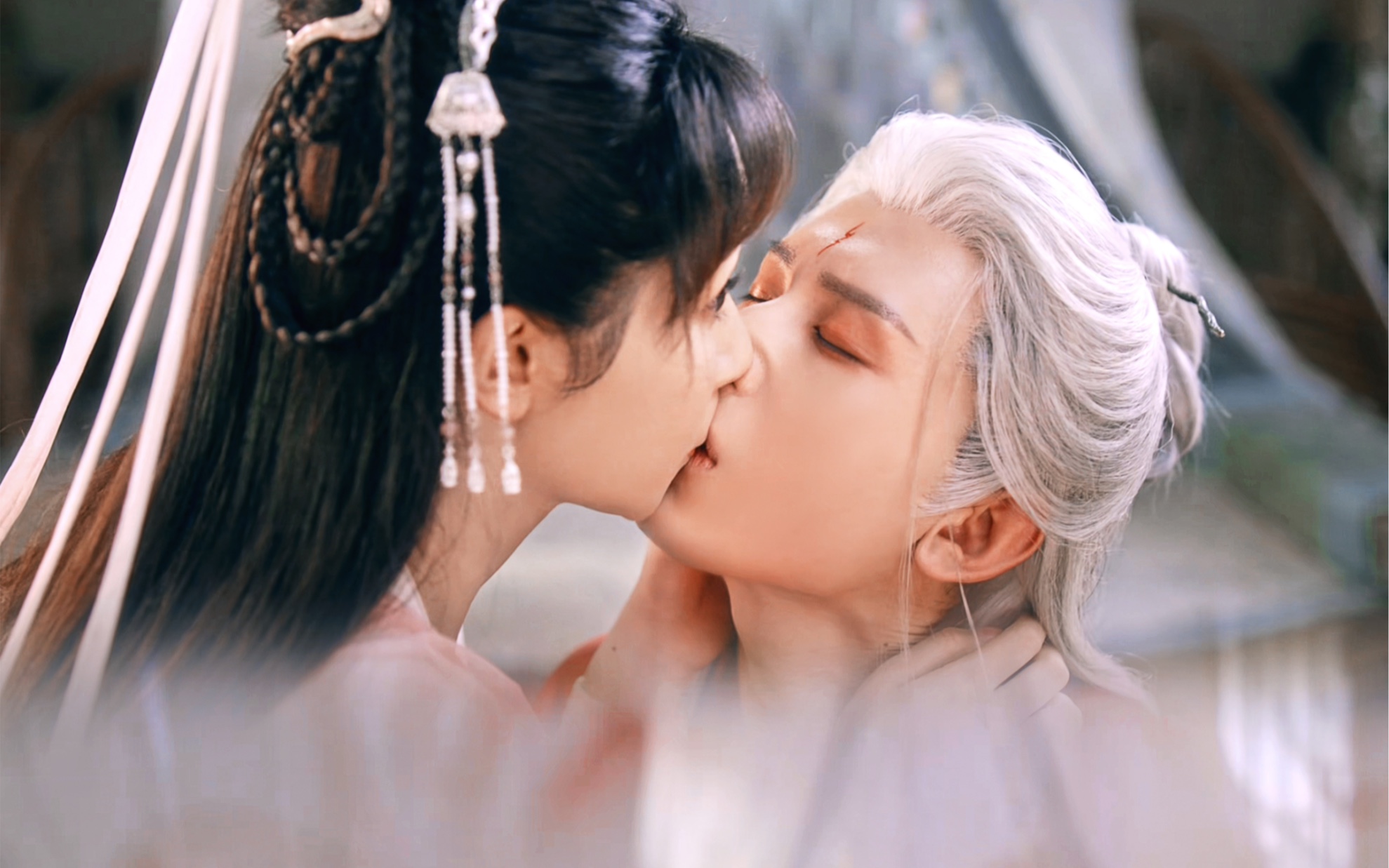 【沉香如屑】杨紫成毅浴桶吻戏花絮vs正片,这是不收费也能看的,不...