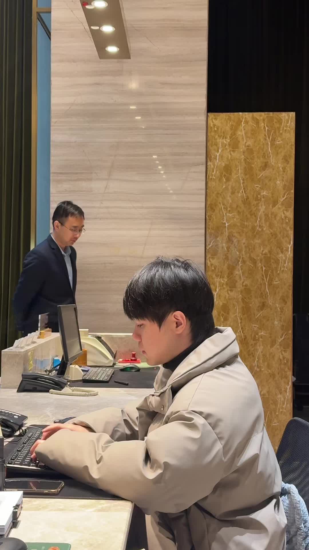 前台不允许坐着上班 #职场干货