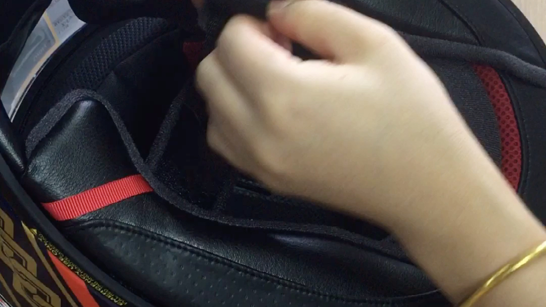 摩托车头盔 双D扣 佩戴方法