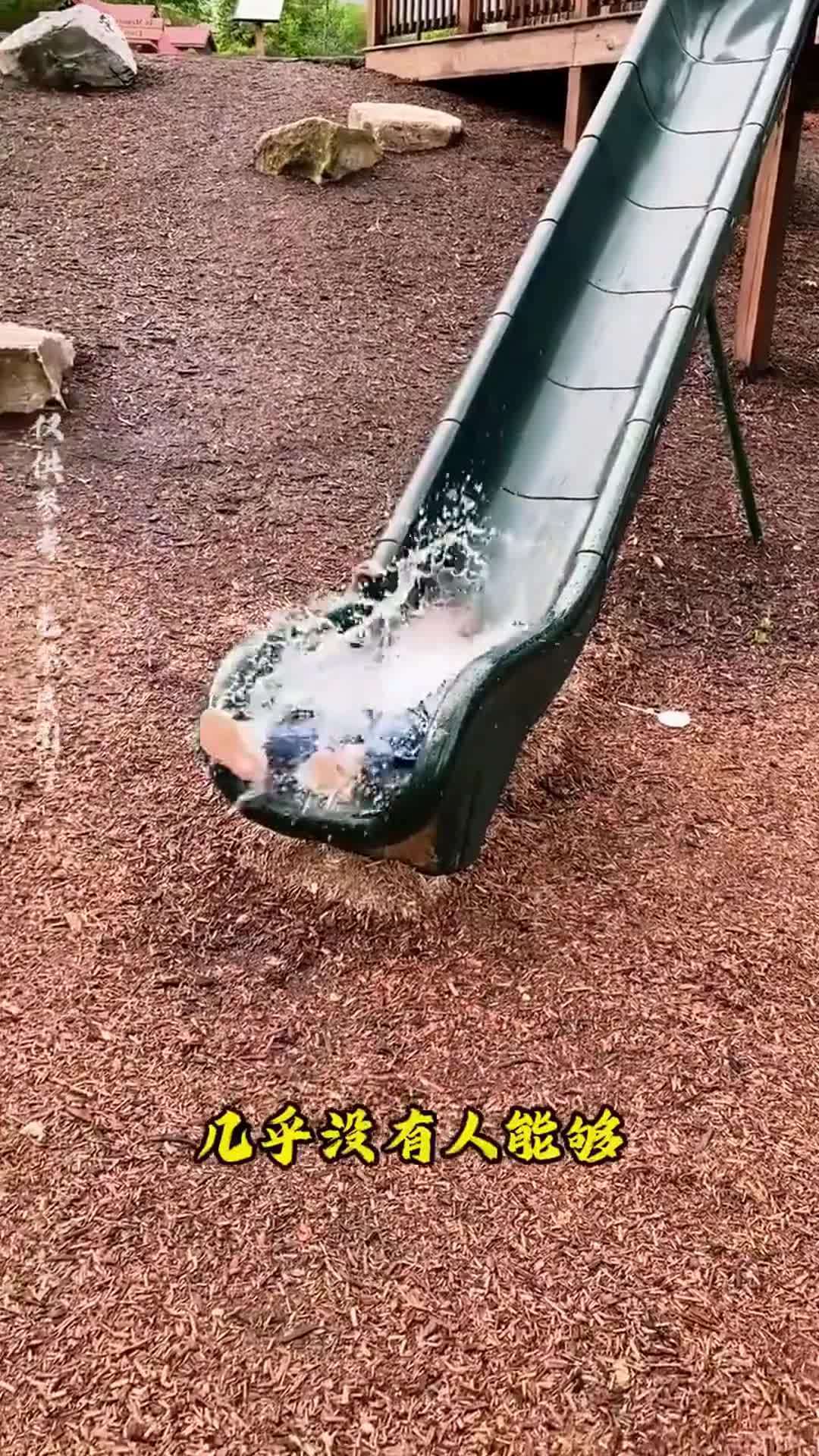 没人能拒绝滑滑梯诱惑,可你知道玩滑梯也危险吗? 