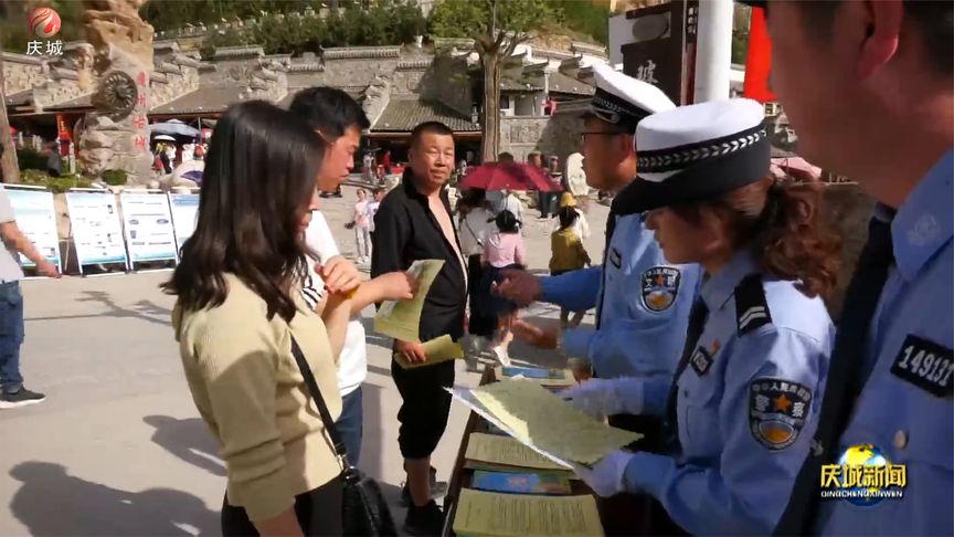 庆阳市公安局交通警察支队在庆城开展“五一”交通安全宣传活动