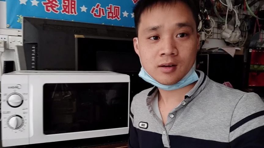 小家电维修美的微波炉工作不加热,维修师傅很快就锁定故障部位