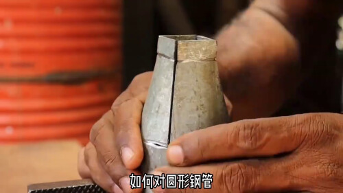 农村大叔一招教你解决圆管与方管无缝焊接难题,太牛了