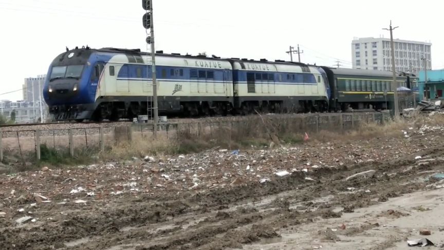 电气化之前的新长铁路 兰州开往泰州的K420次列车进老盐城站