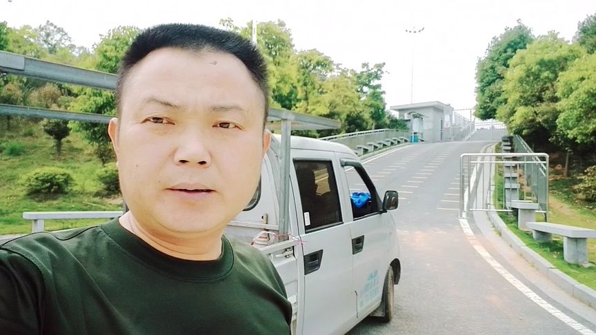 平常我们在路边看到的宣传栏是怎么安装的?跟着老杨来看看。