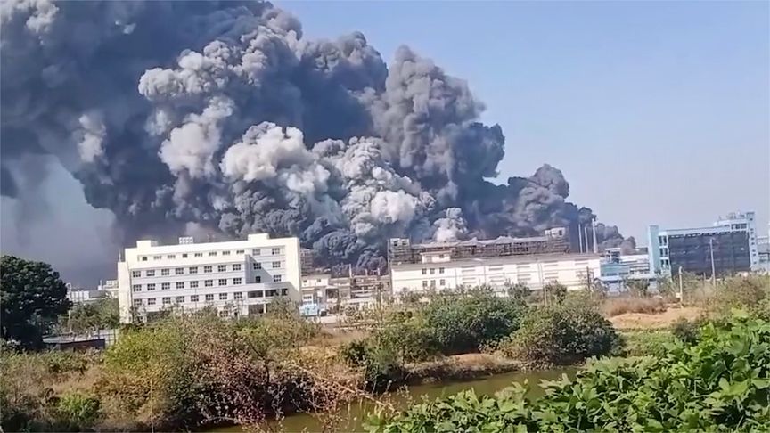 浙江一化工厂爆燃现场浓烟滚滚 消防紧急出动 专家建议居民戴口罩