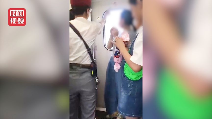 动车即将关门 3名女孩将腿伸出门外比谁勇敢