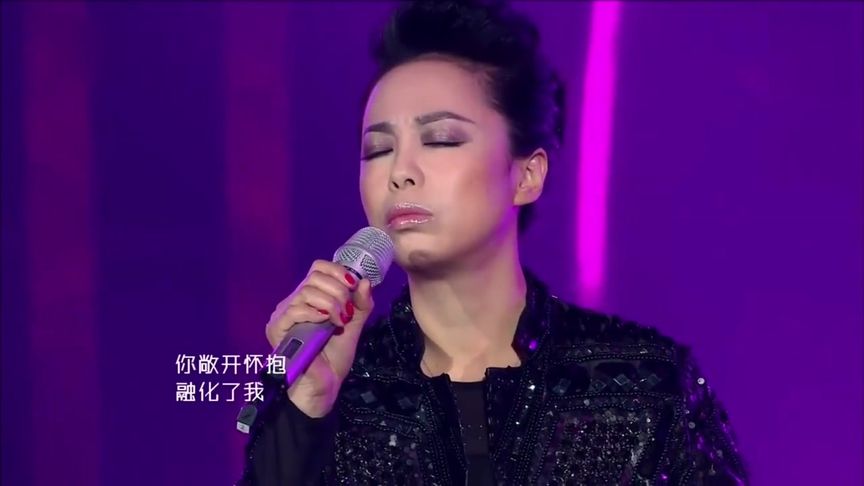 认识黄绮珊就是因为这首《离不开你》,唱到一半,听者已泪流满面