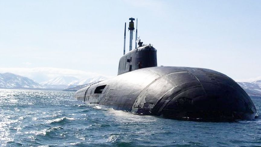 潜艇尾部只有一个螺旋桨,前进为何不会失去平衡?通过舵面调整