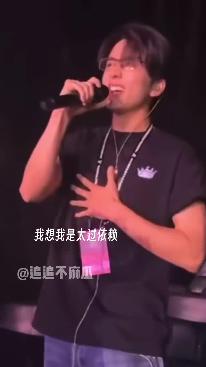 张新成:和偶像一起唱歌就是不一样的感觉!@张新成 嘴笑的合不拢的...