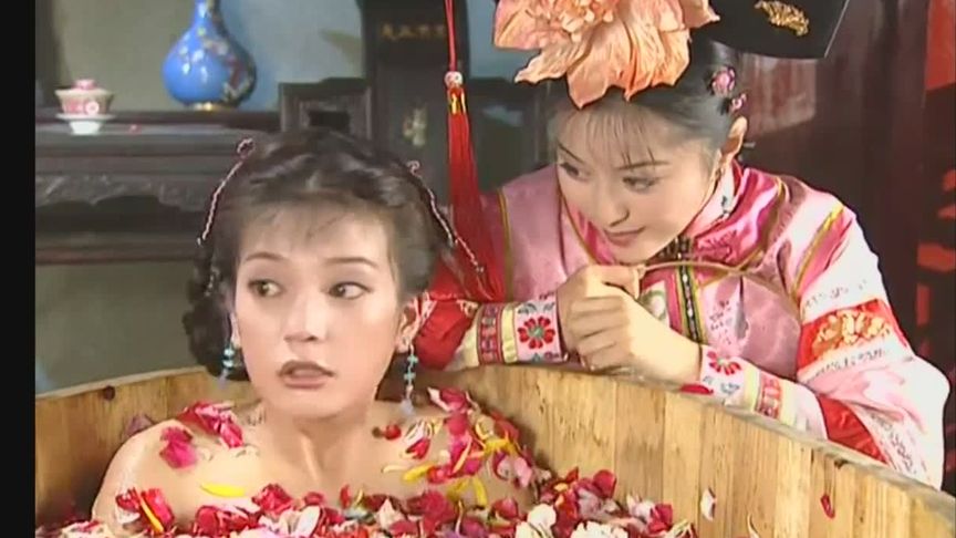 还珠格格2:小燕子泡花瓣澡引来蜜蜂,赵薇最美的时候!