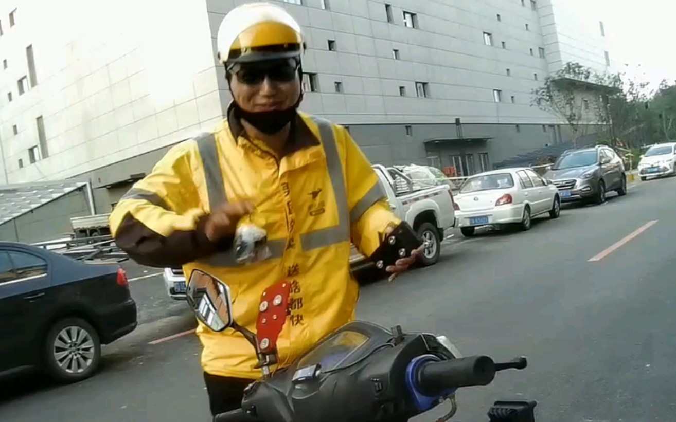 美团骑手和饿了么小哥偶遇既然跳起了舞