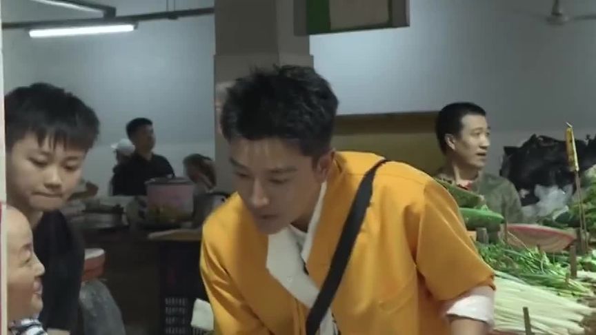 迪丽热巴街头“打工”,一句话就卖光了,不愧是大明星!