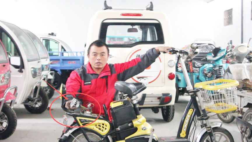 小型电动车也能安装刹车灯,师傅现场示范,简单易学