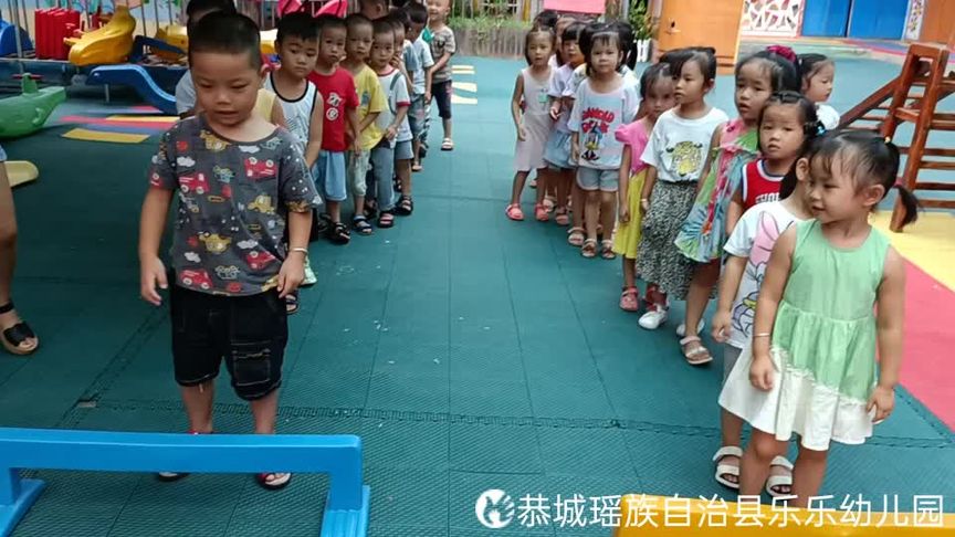 跨栏——练习双脚并拢进行进跳,促进幼儿肢体协调发展