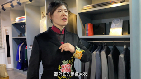 精致旗袍配上中式大衣,服装设计师理念离不开国韵文化!