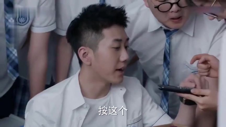 影视 学渣用计算器玩游戏,嘲讽学霸不会,学霸直接改装成游戏机